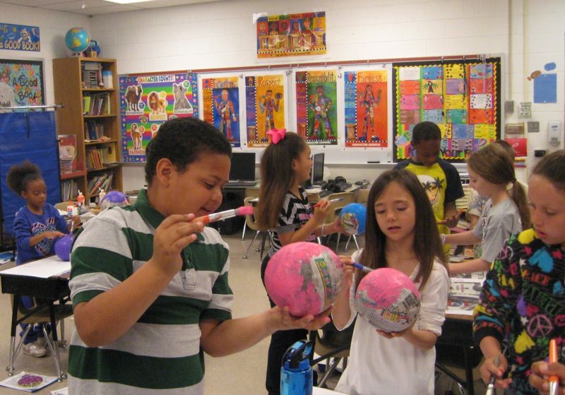 Clarendon ISD - 2nd Grade students make paper mache eggs
